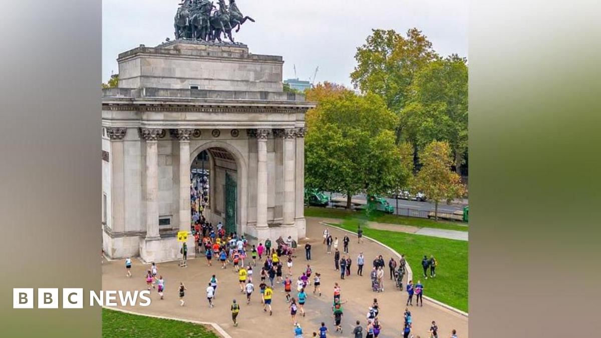 Royal Parks Half runner dies after collapsing at finish line - BBC News