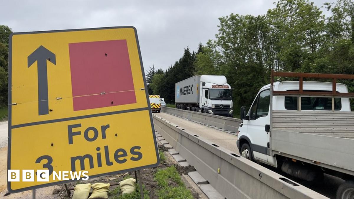 Suffolk A14: Highways apologise for potholes in road - BBC News