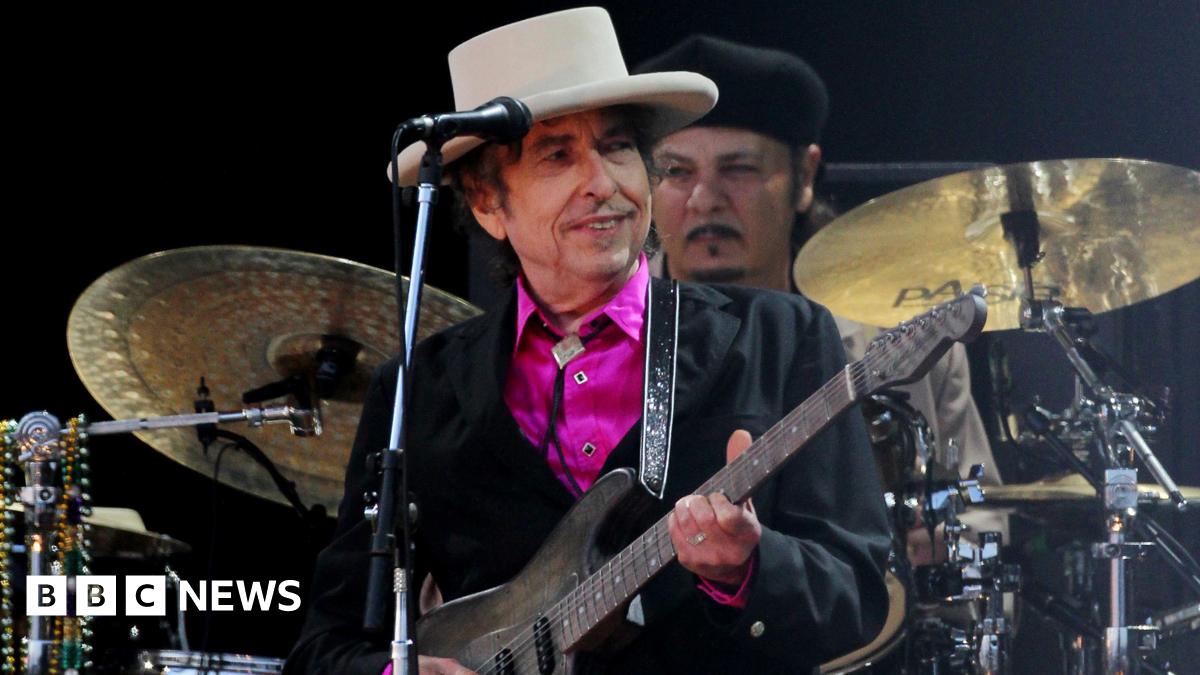 Bob Dylan to bring 'phone-free' tour to Edinburgh's Usher Hall - BBC News