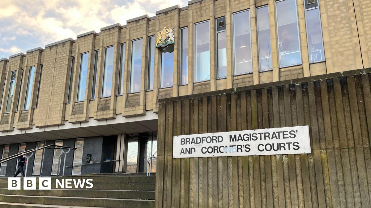 Wakefield: Police officer pleads guilty to drink driving - BBC News