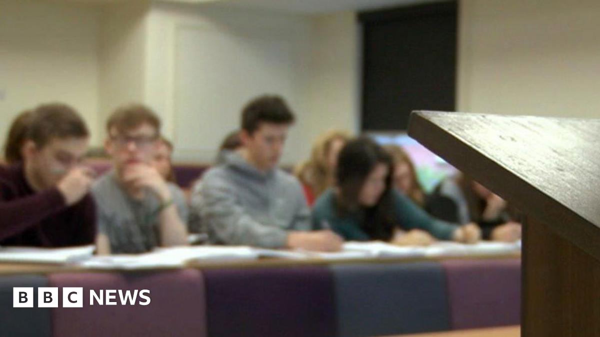 Overall Welsh student debt reaches £3.7bn - BBC News