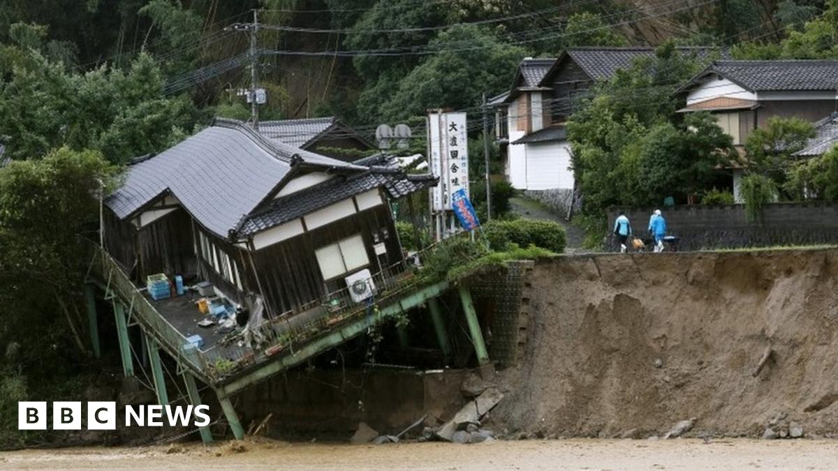 Japan floods: Deaths after Kyushu rain rise to 15 - BBC News