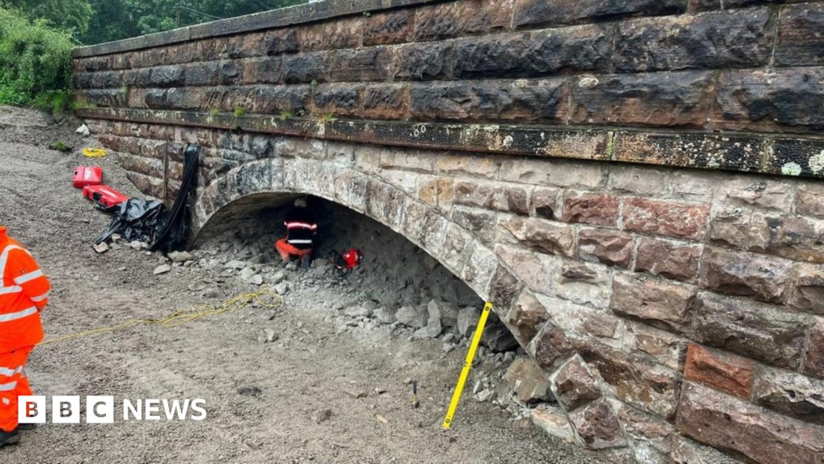 Great Musgrave Bridge: 'Steady progress' in concrete removal - BBC News