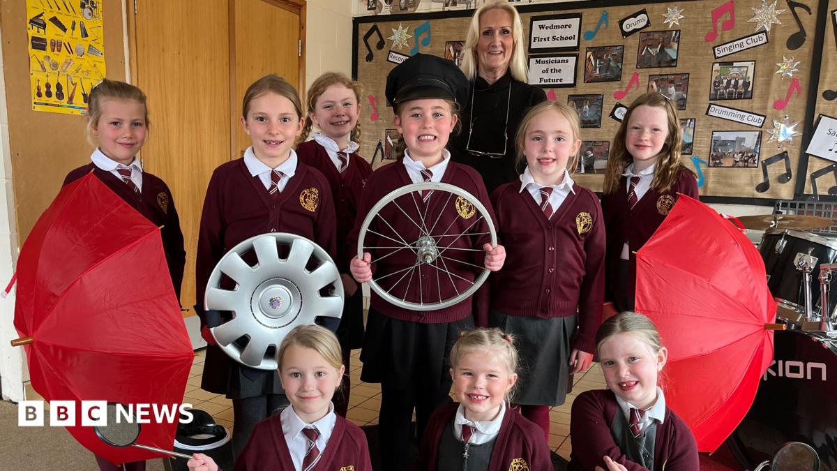 Pupils and adults sing for best audience reaction - BBC News