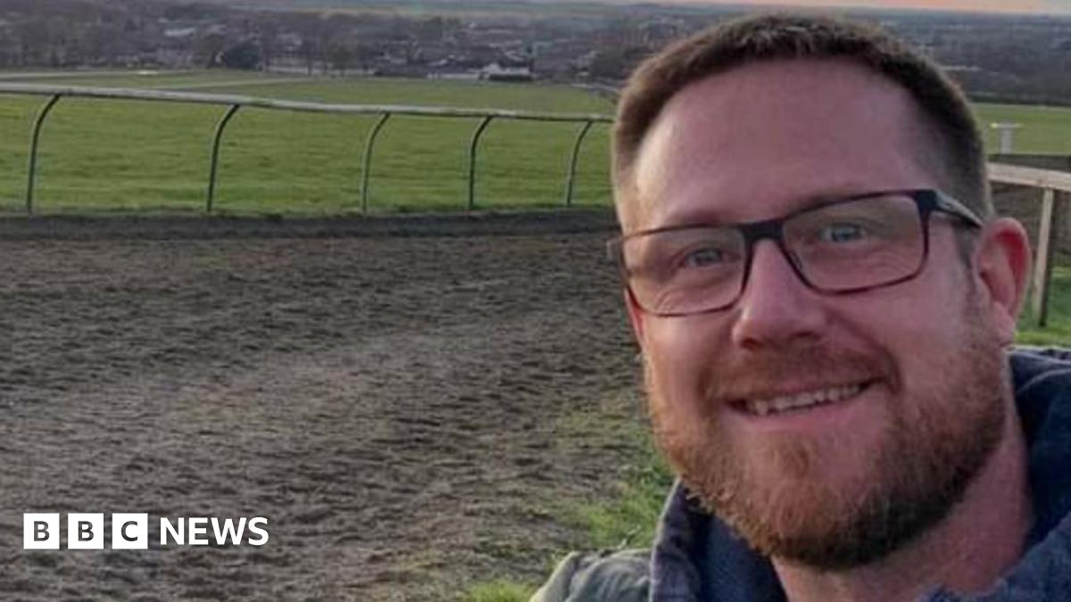 A142 crash: Soham man who died was much-loved father, say family - BBC News