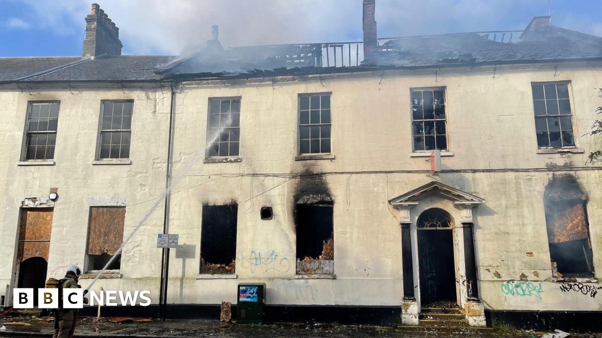 Northampton fire crews work with police on blaze investigation - BBC News