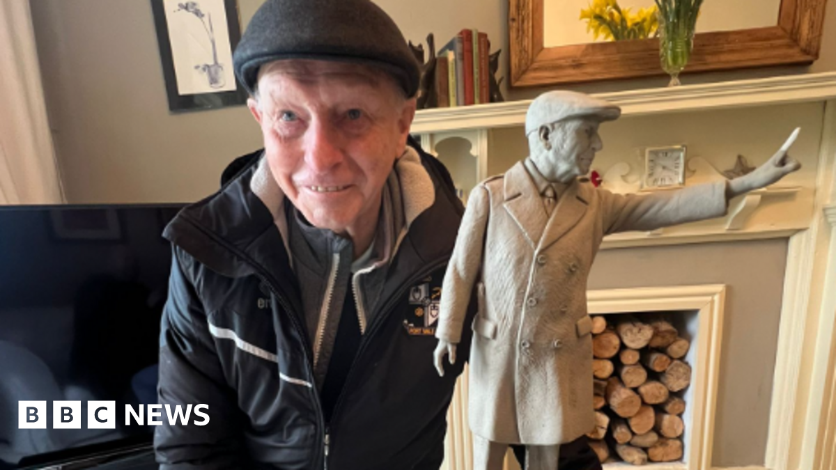 John Rudge: Statue of former Port Vale manager gets go-ahead - BBC News