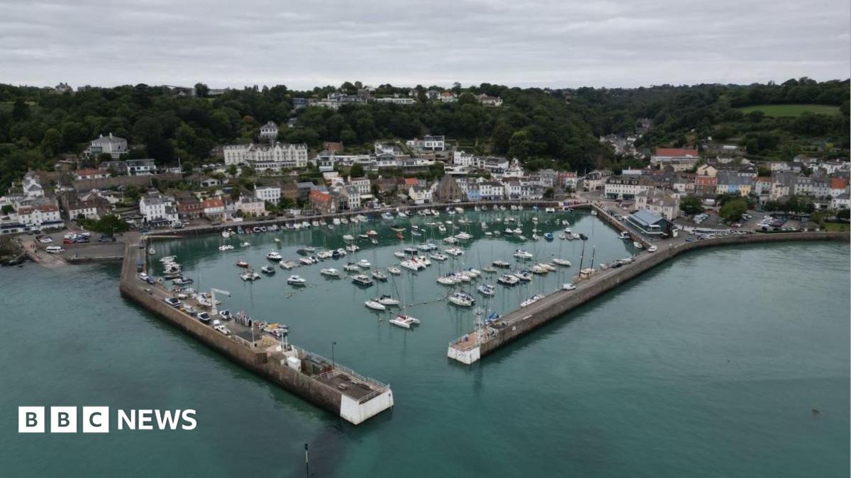 High tides in Jersey sparks coastguard warning - BBC News