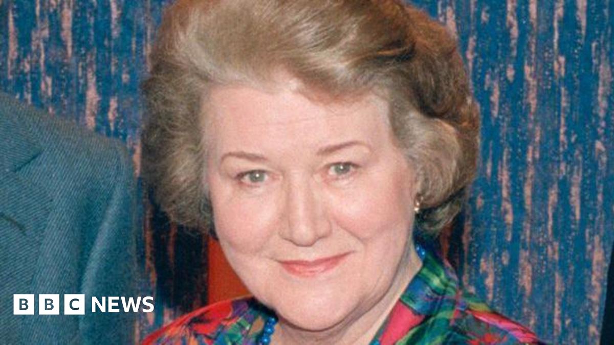 Dame Patricia Routledge to receive Freedom of Wirral honour - BBC News