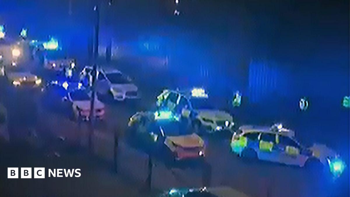 Large-scale police response to disorder in Glasgow - BBC News