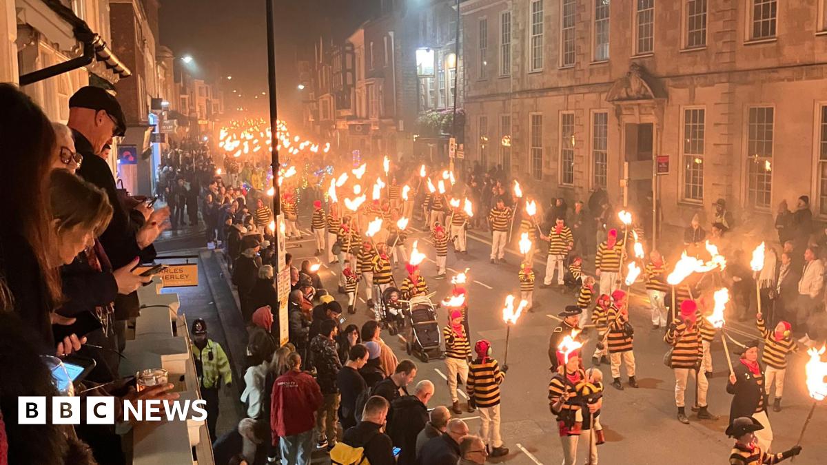 Lewes bonfire celebrations attended by estimated 40,000 people - BBC News