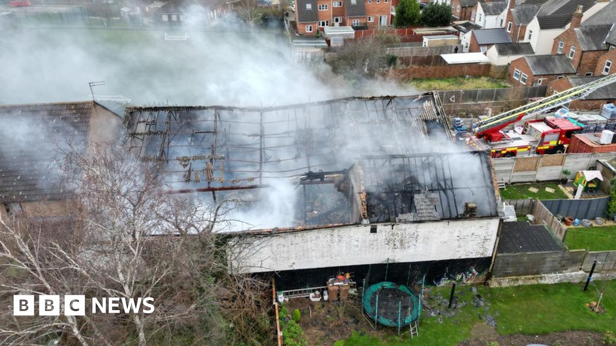 More than 30 firefighters tackle Peterborough fire - BBC News