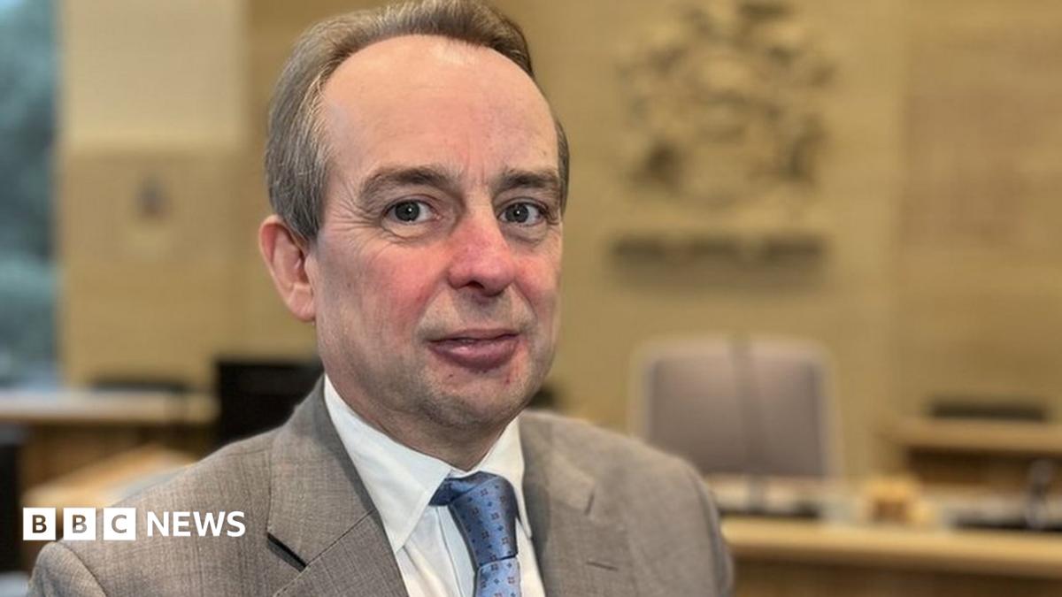 Leader of bankrupt Thurrock Council admits 'systemic weaknesses' - BBC News
