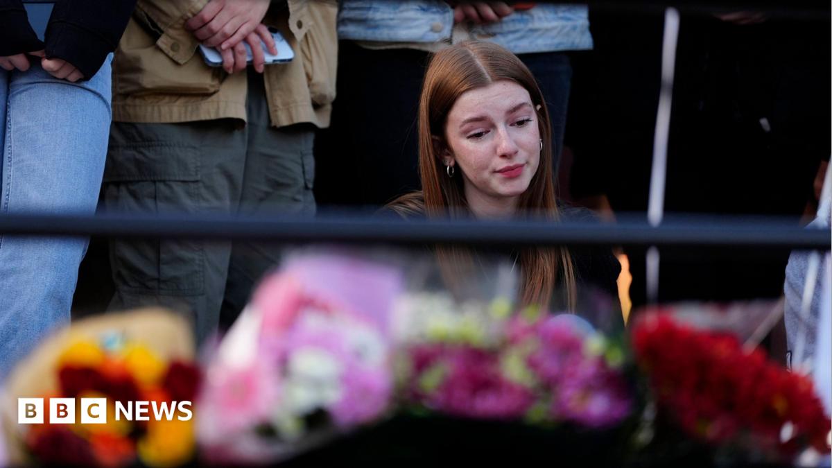 Liam Payne fans gather for Liverpool vigil - BBC News
