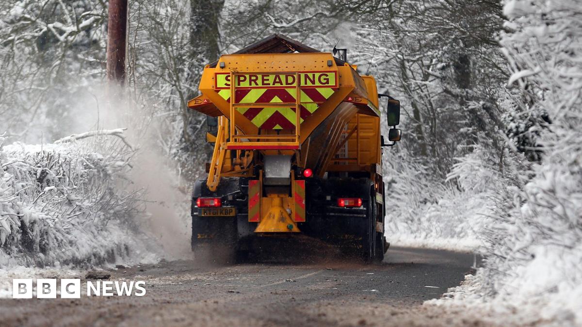 Highways expert issues warning as he explains how gritters work - BBC News