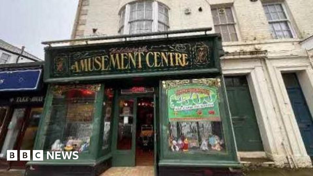Former Filey seaside amusement arcade could become banking hub - BBC News
