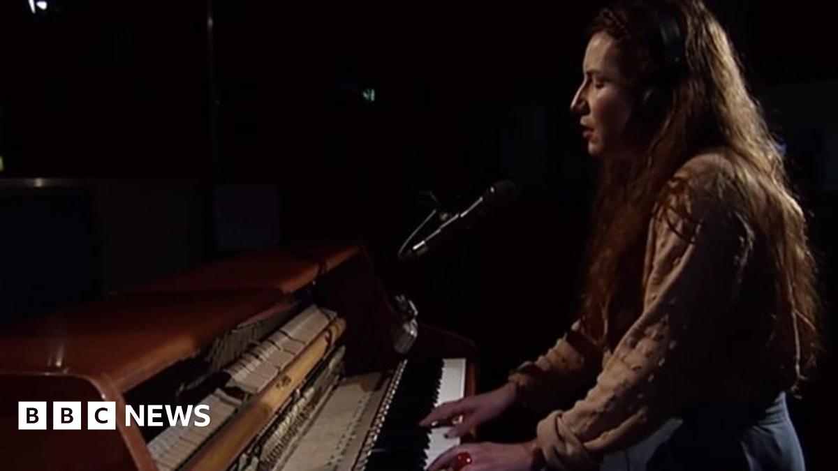 Kathryn Joseph wins 2015 Scottish Album of Year award - BBC News