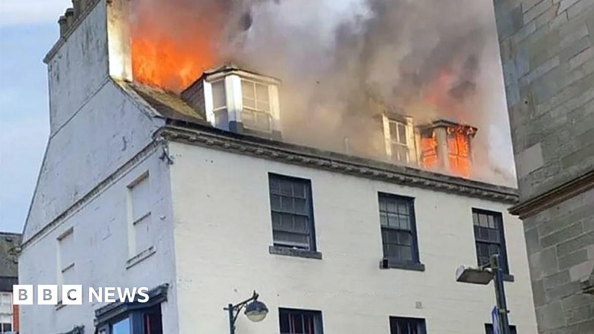 Fire crews tackle Indian restaurant blaze in Dunfermline - BBC News