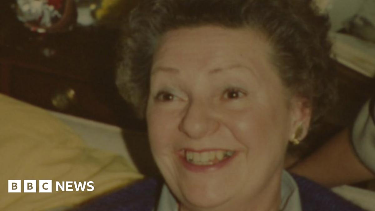 Woman, 83, died minutes after Harrogate Hospital ward move - BBC News