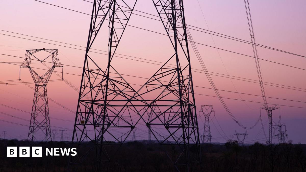 Lancing: Hundreds of homes without power after fault - BBC News