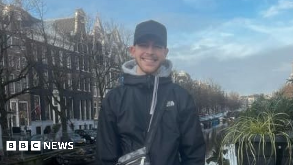 CCTV shows drug dealer stumbling after Cuffley stabbing - BBC News