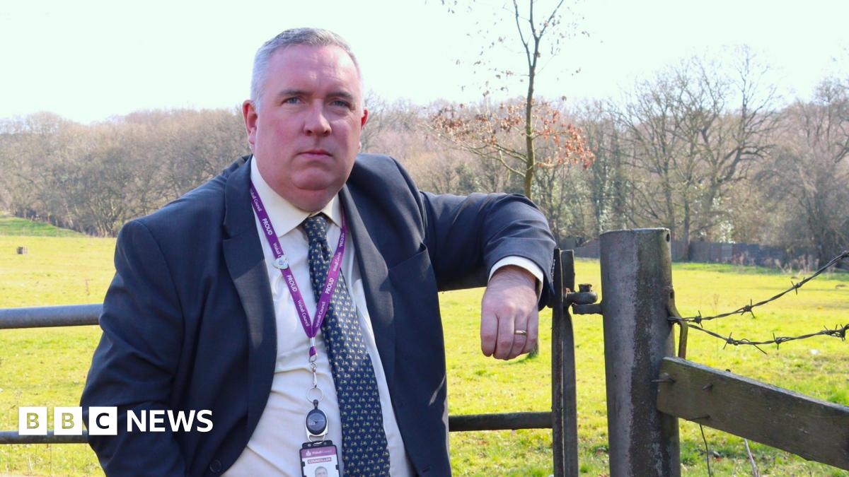 Former Walsall Council leader praised for 'impeccable' service - BBC News