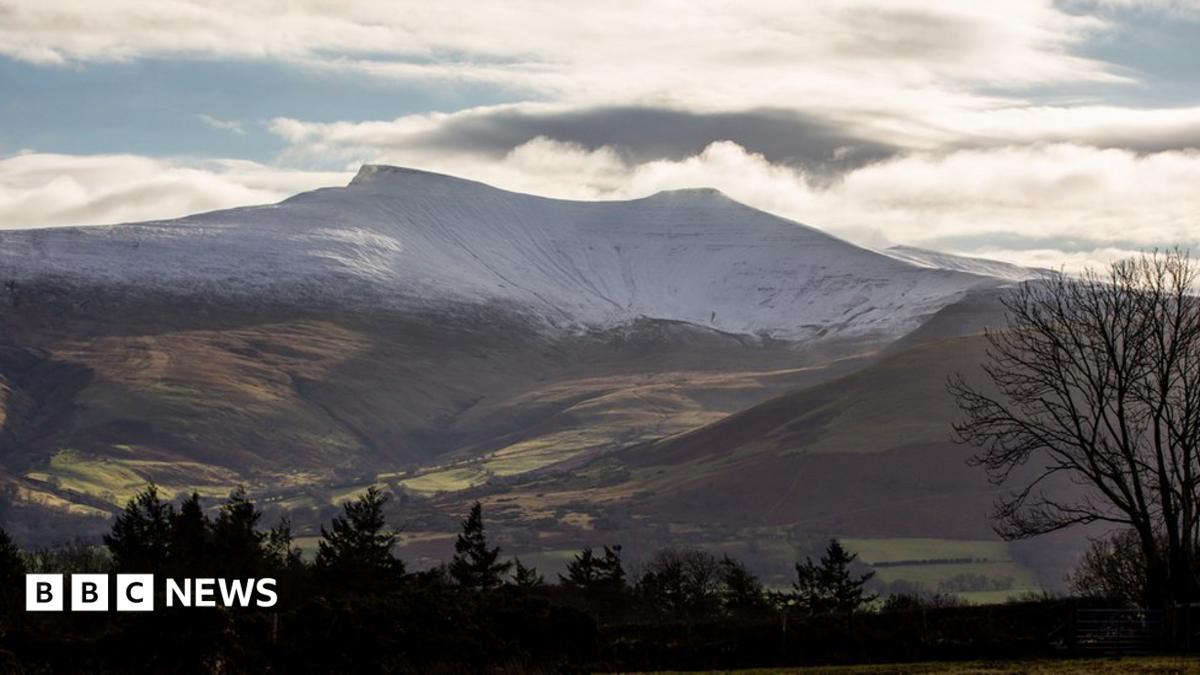 Brecon Beacons: Man with hypothermia rescued from mountain peak - BBC News