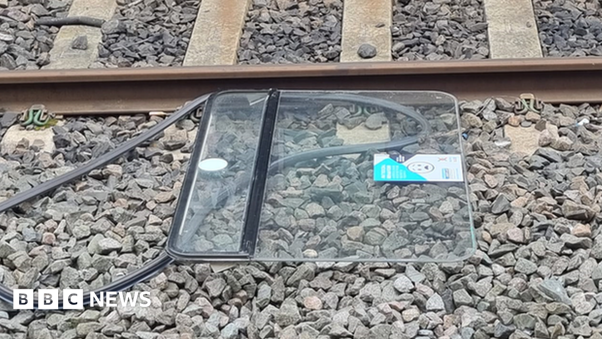 Metro train window forced out in Seaburn - BBC News