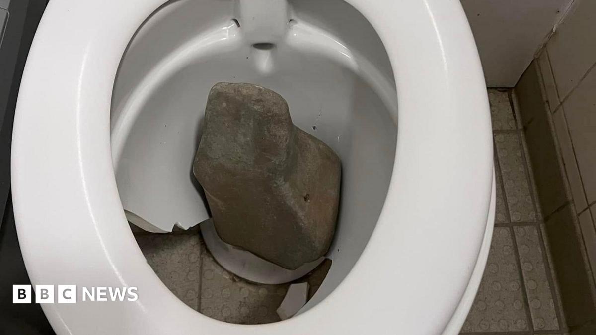 Appeal for witnesses after Bude beach toilet vandalised - BBC News