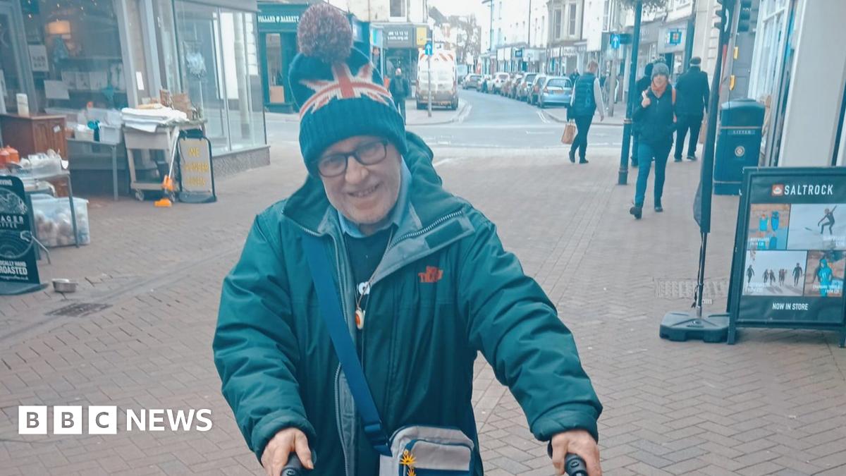 Teignmouth: Former postman walking miles for Christmas meals - BBC News