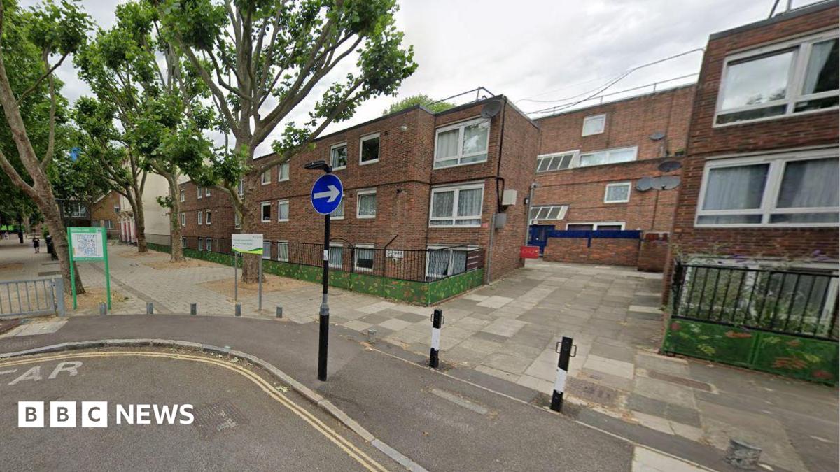 Islington: Murder probe after boy found stabbed in bike crash - BBC News