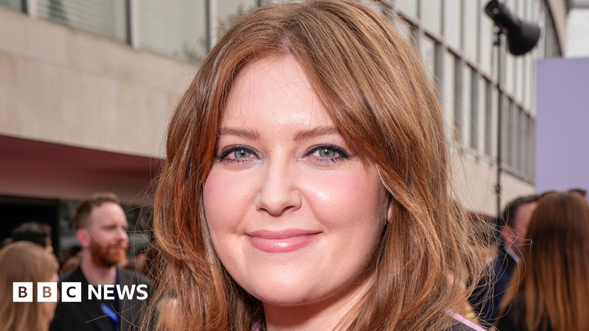 Heartstopper creator Alice Oseman opens up about season 2 - BBC News