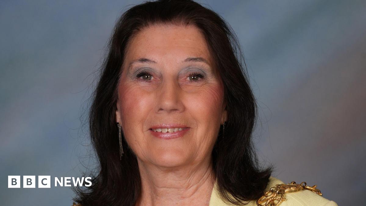 New Stafford mayor Jenny Barron is second in family to hold role - BBC News