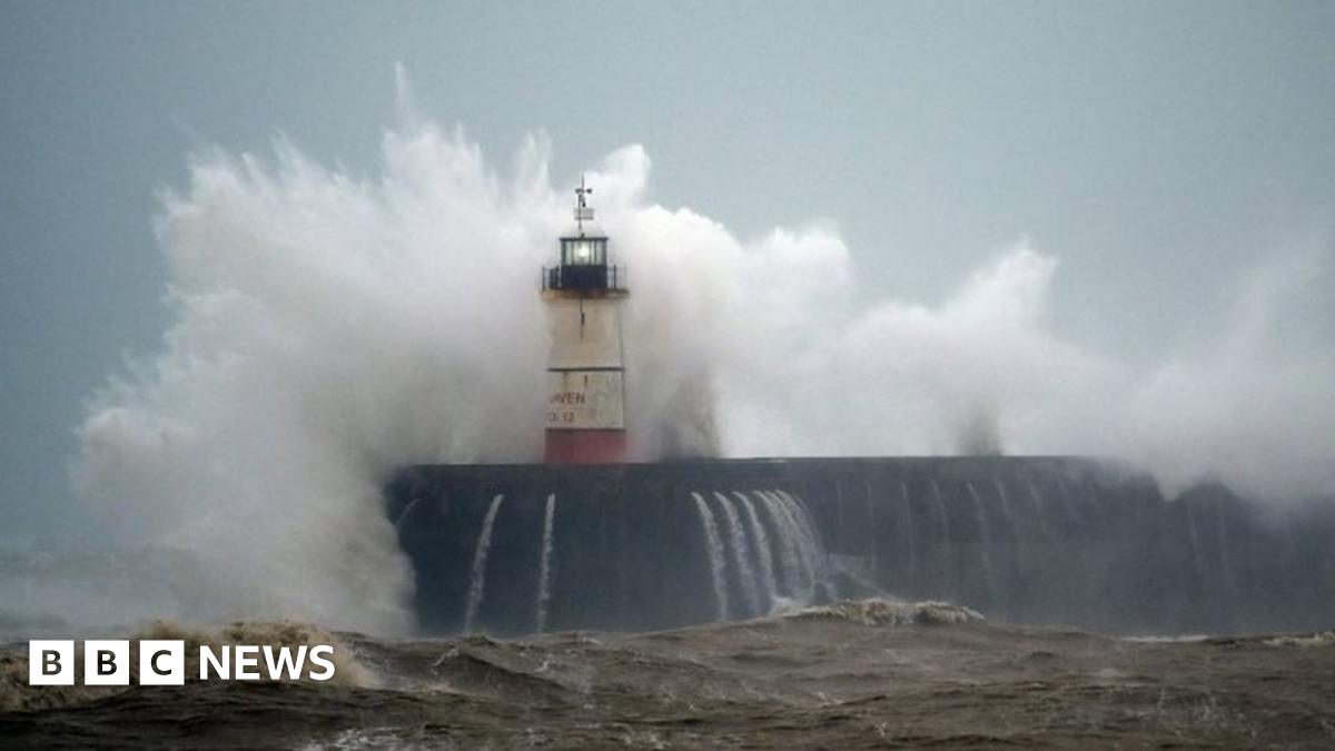 Coastal floods warning in UK as sea levels rise - BBC News