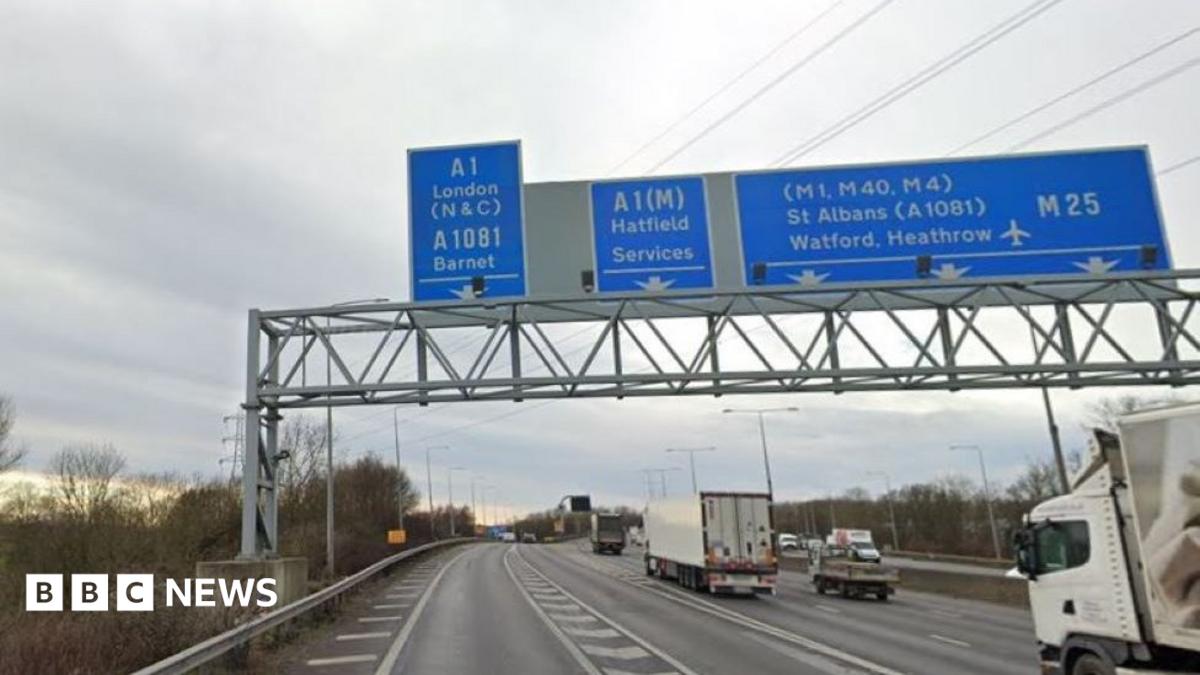M25 closed in Hertfordshire after multi-vehicle collision - BBC News