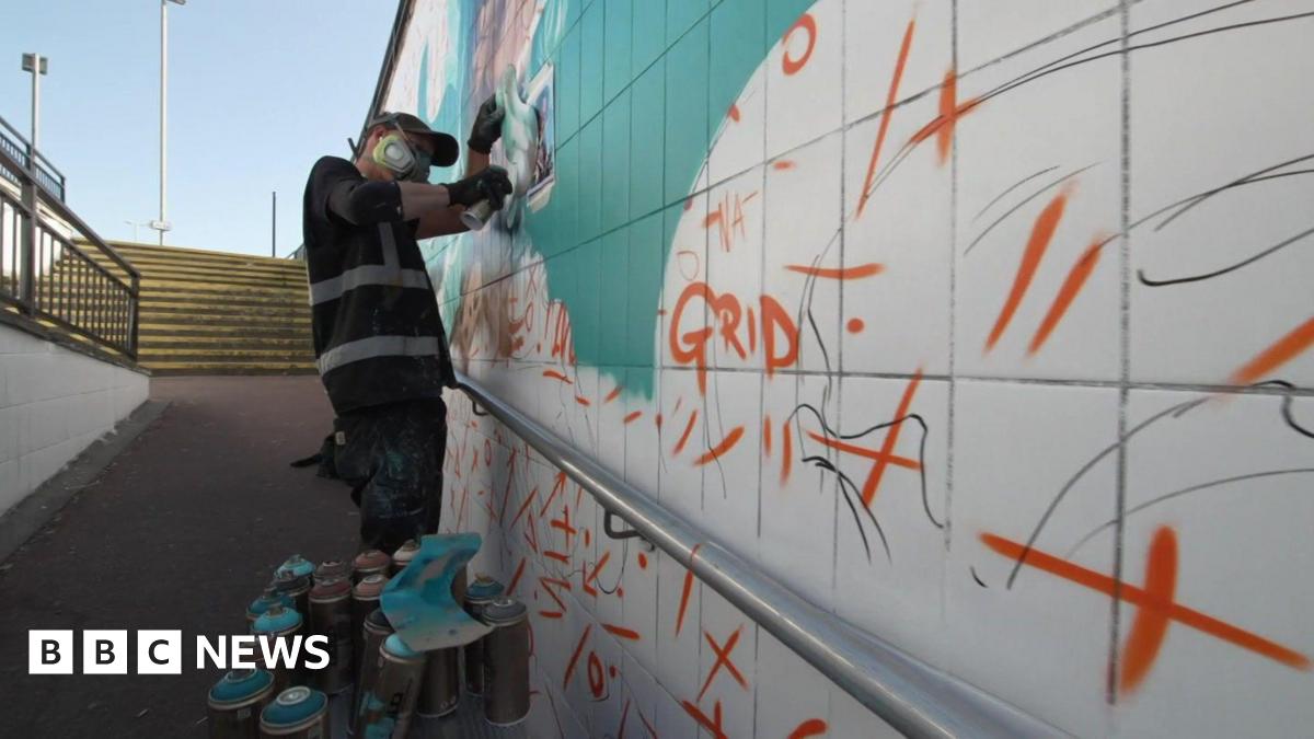 Poole underpass mural designed to 'inspire positivity' - BBC News