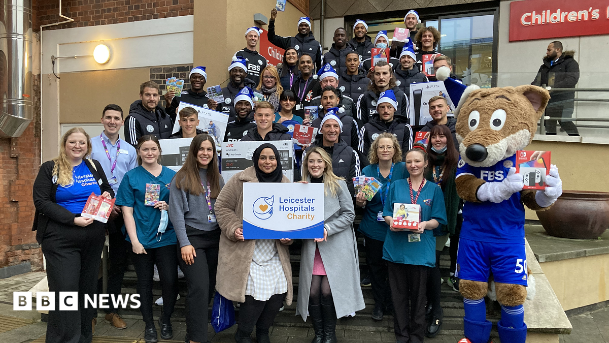 Leicester City players visit children in hospital for Christmas - BBC News
