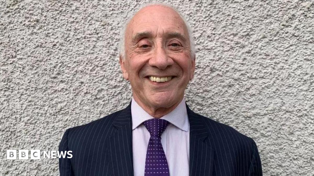 Leonard Singer: Tynwald pays tribute to long-standing member - BBC News