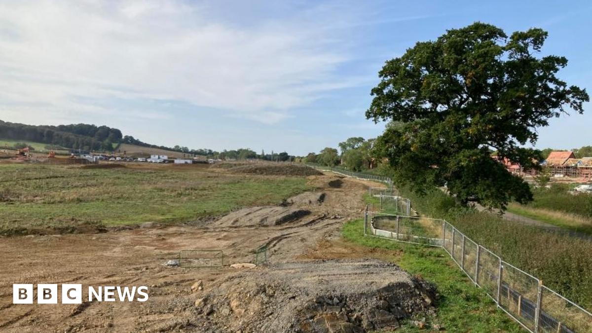 More new houses approved for Daventry's western extension - BBC News