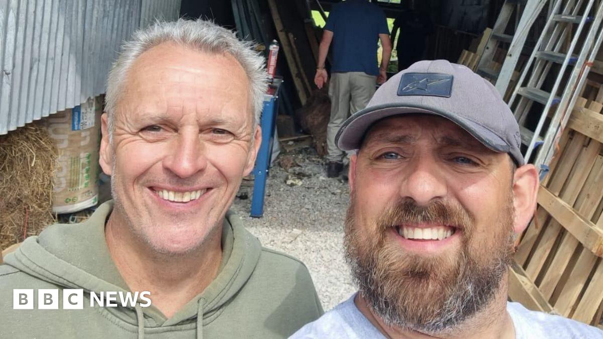 Volunteers building Belper community shed to combat loneliness - BBC News