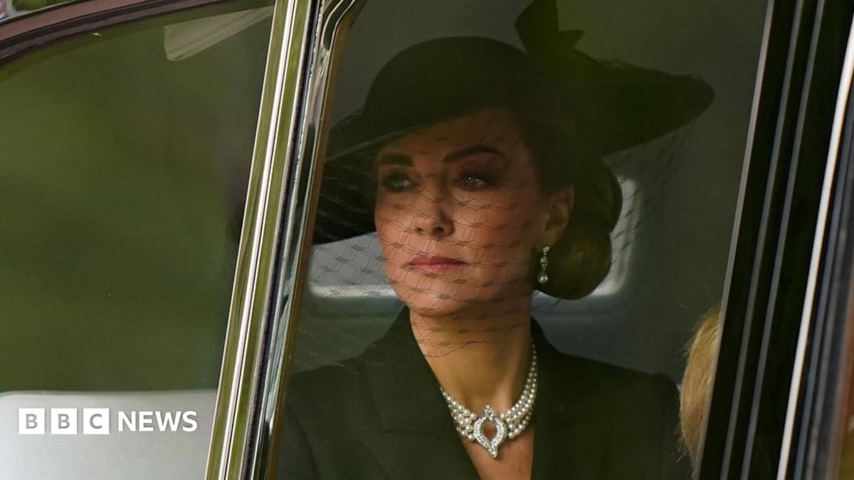 Emma the pony and other personal moments at funeral - BBC News