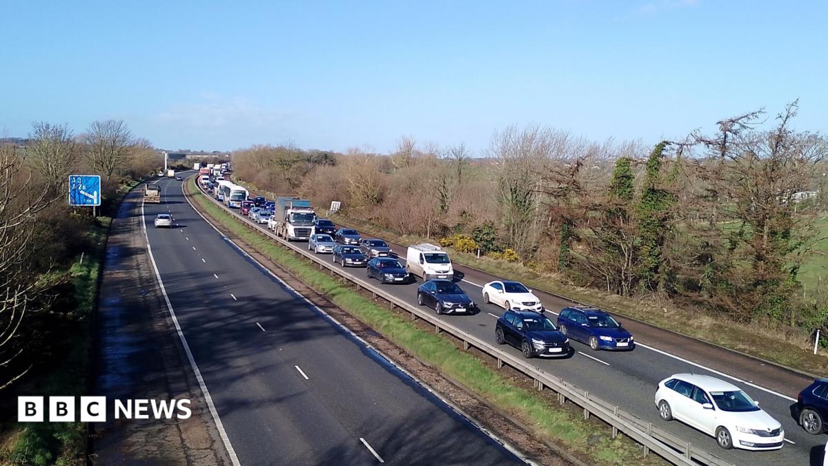 Traffic: Person taken to hospital after M1 crash - BBC News