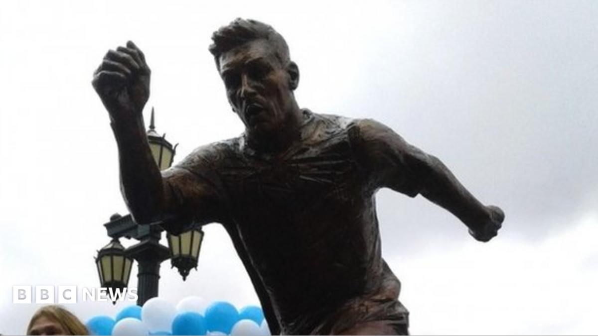 Lionel Messi statue vandalised in Buenos Aires - BBC News