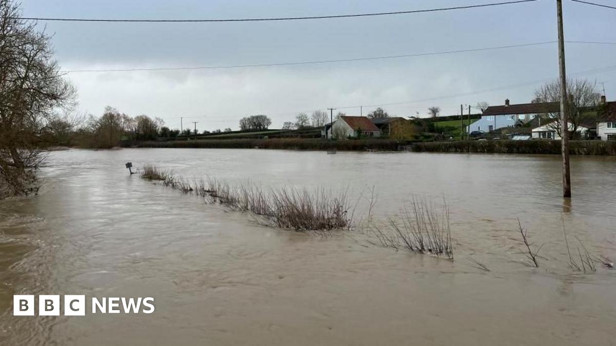 Storm Herminia: Major incident in Somerset as rain and wind hit UK - BBC News