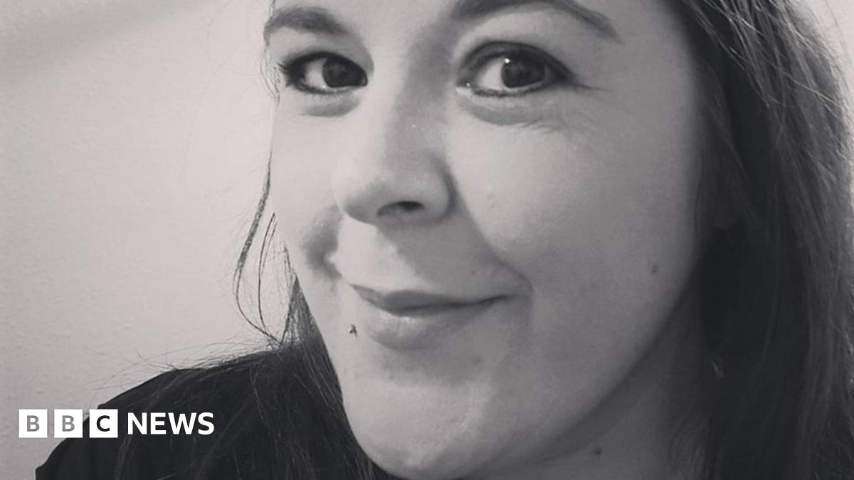 Laura Stuart let down by police before murder, family say - BBC News