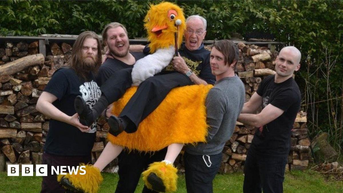 Bernie Clifton and ostrich to appear at Kerrang! Awards - BBC News