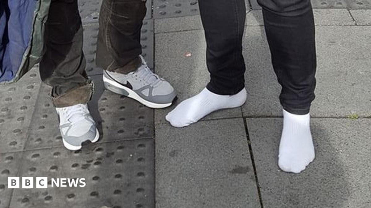 Shoes gift to homeless man is 'passed on' around world - BBC News