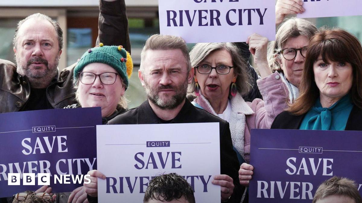 River City stars protest cancellation at Scottish Parliament - BBC News