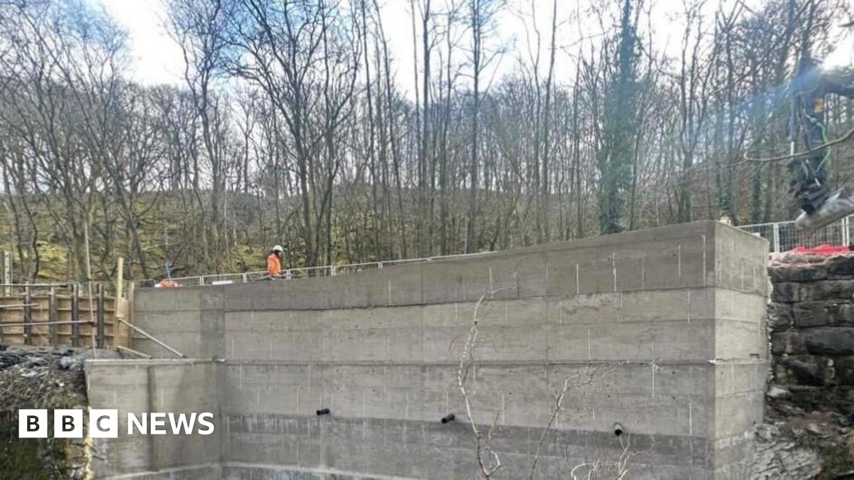 A470: Drivers to see end of 70-mile Powys detour - BBC News