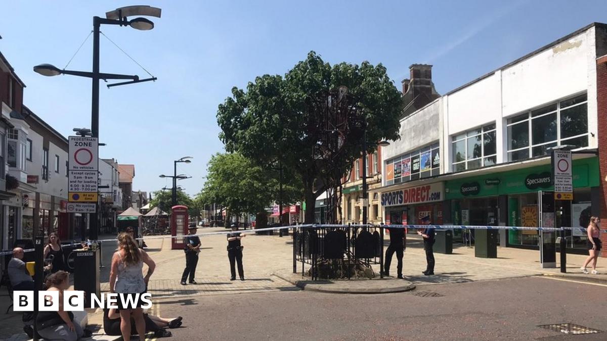 Fareham town centre evacuated over suspicious package - BBC News